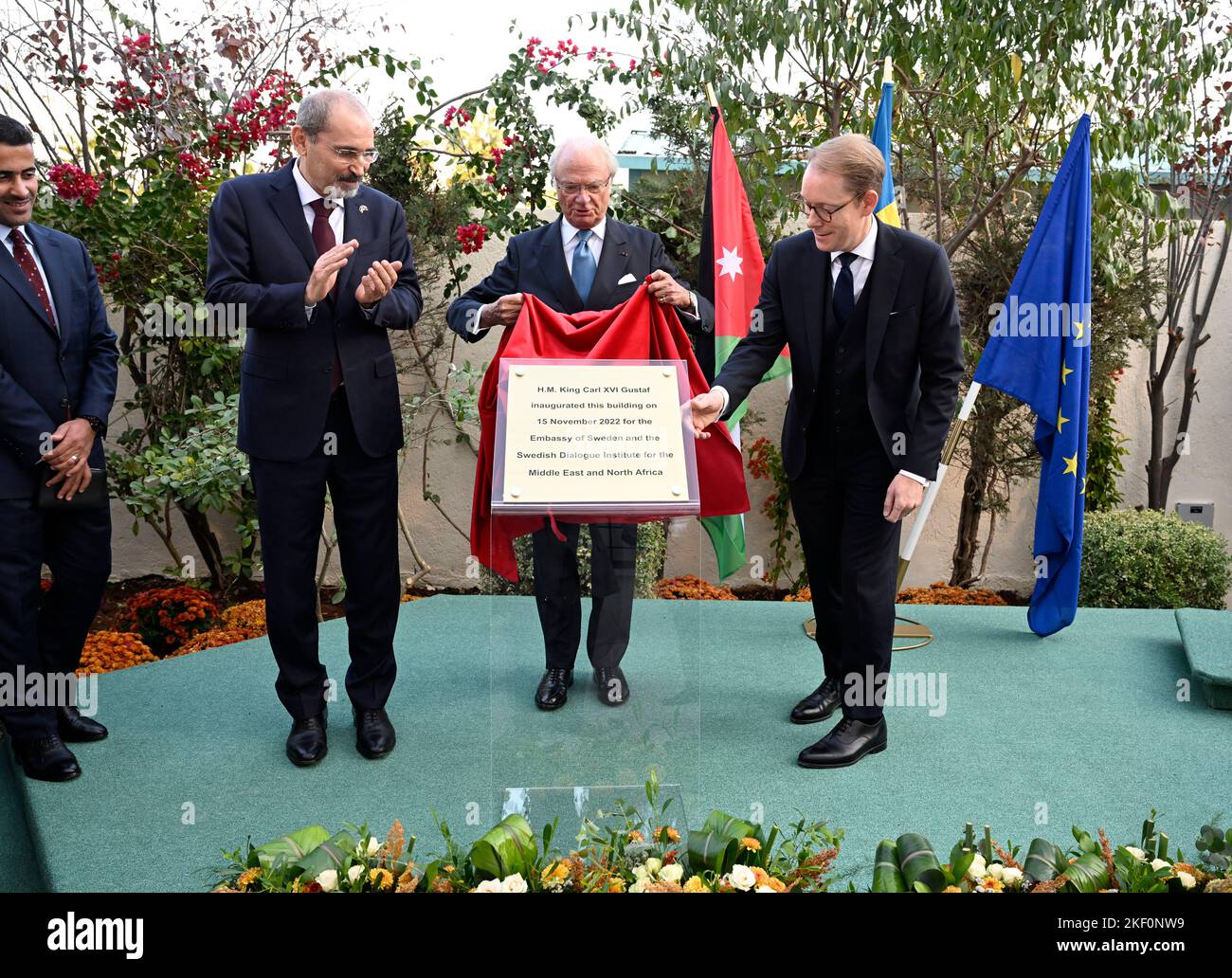 Le ministre jordanien des Affaires étrangères Ayman Safadi, le roi H.M ...