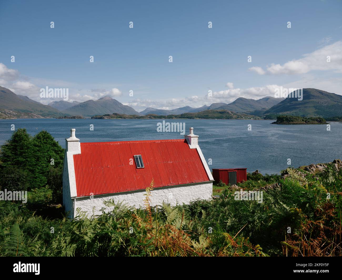 Ce cottage au toit rouge blanc lavé de croft surplombe le Loch ...