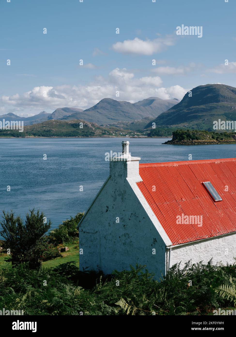 Ce cottage au toit rouge blanc lavé de croft surplombe le Loch ...
