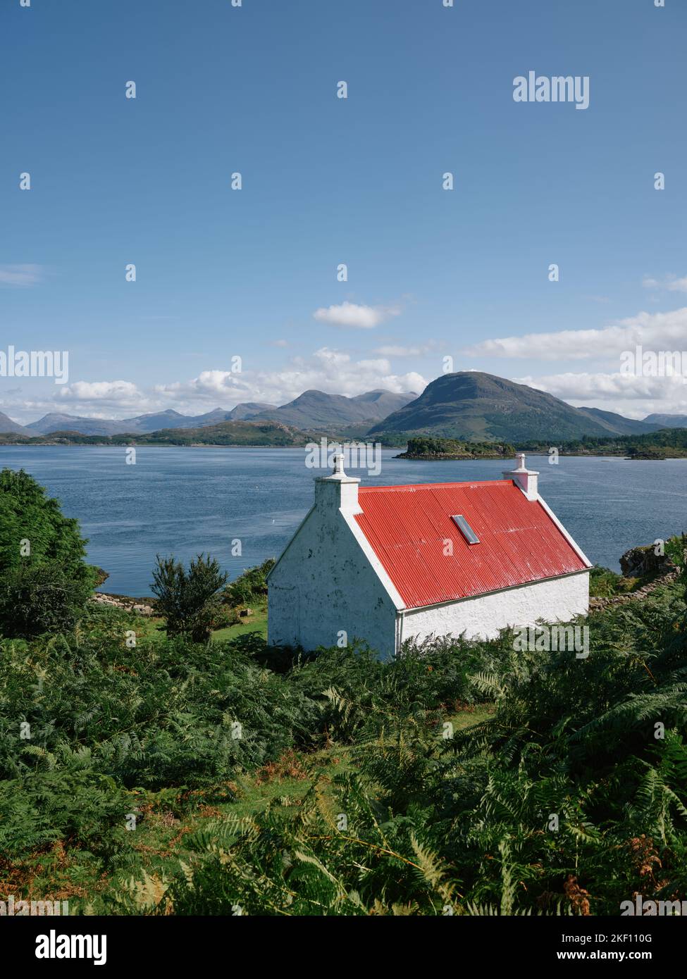Ce cottage au toit rouge blanc lavé de croft surplombe le Loch ...