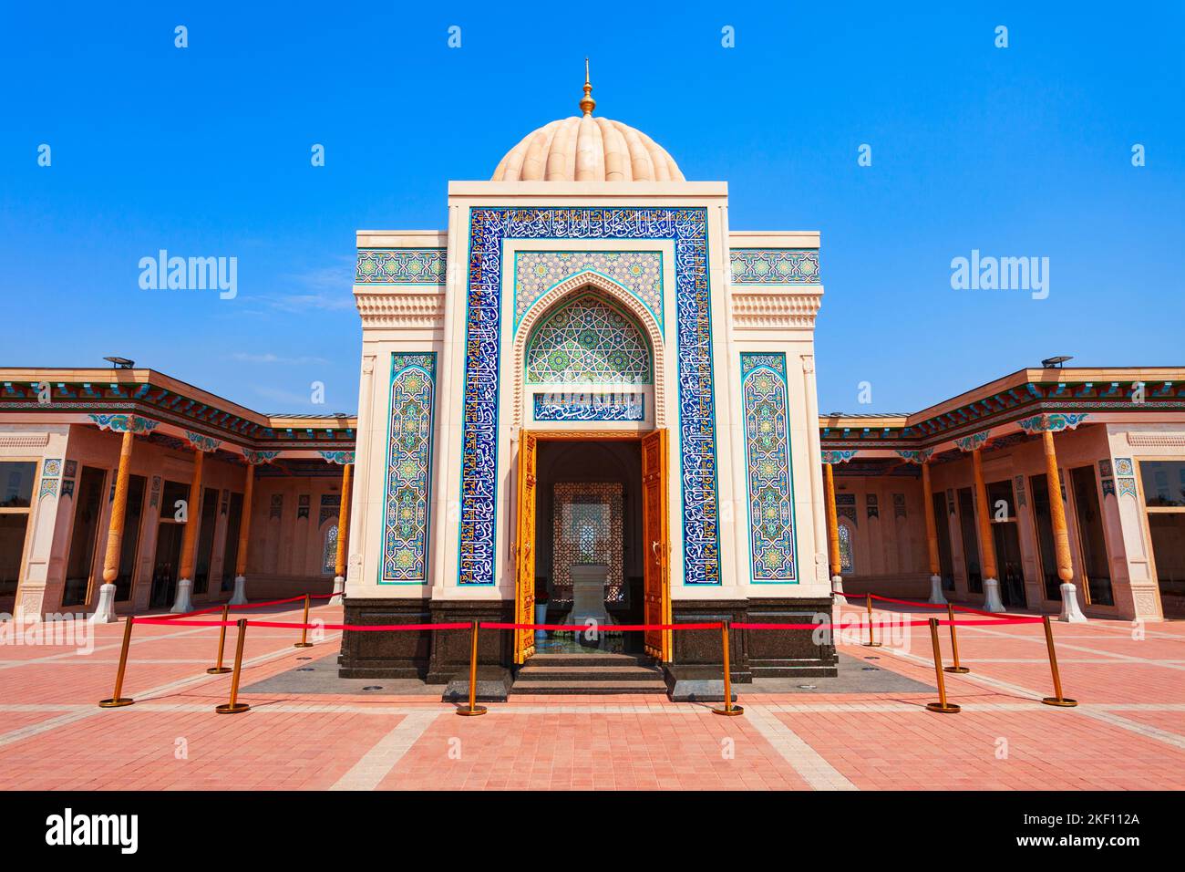 President islam karimov mausoleum Banque de photographies et d’images à ...