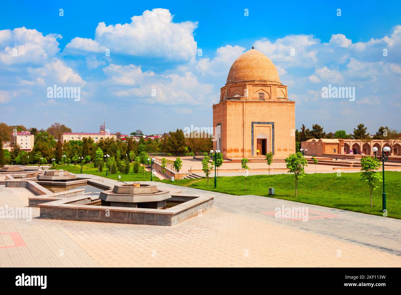 Le mausolée de Rukhabad est une structure commémorative et culte du ...