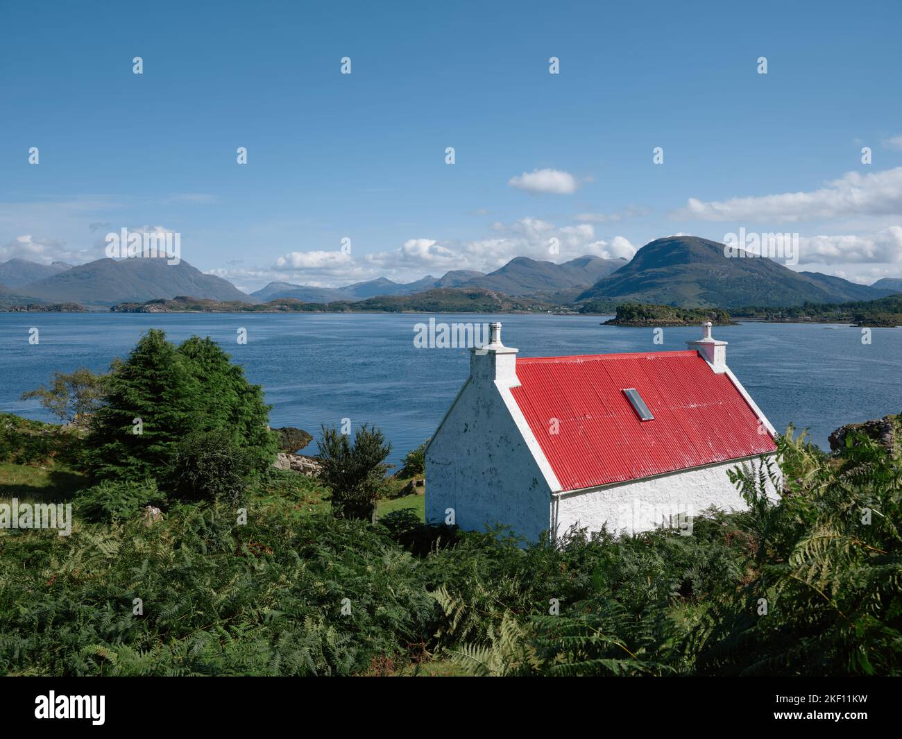 Ce cottage au toit rouge blanc lavé de croft surplombe le Loch ...