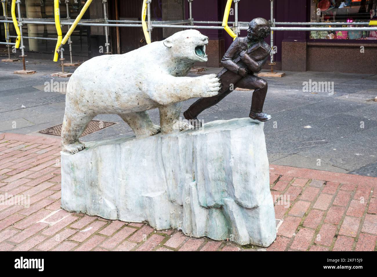 Une statue de bronze de David Annand dans Dundee High Street montre l ...