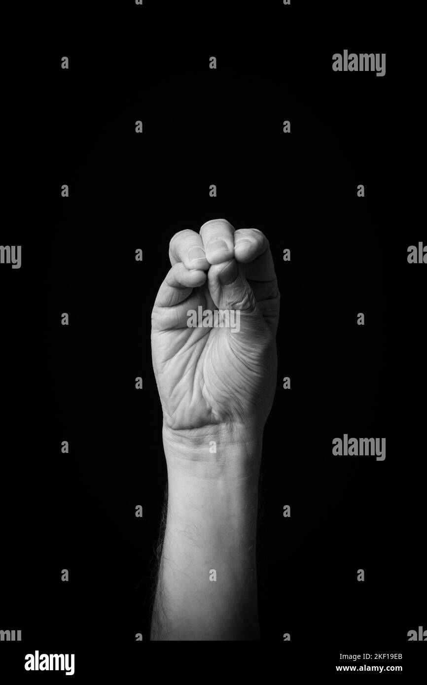 Image noire et blanche dramatique d'une main masculine qui orthographie ...