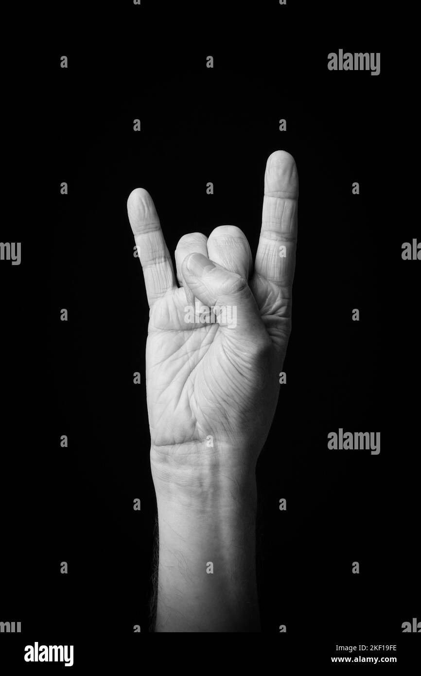 Image noire et blanche dramatique d'une main masculine qui orthographie ...