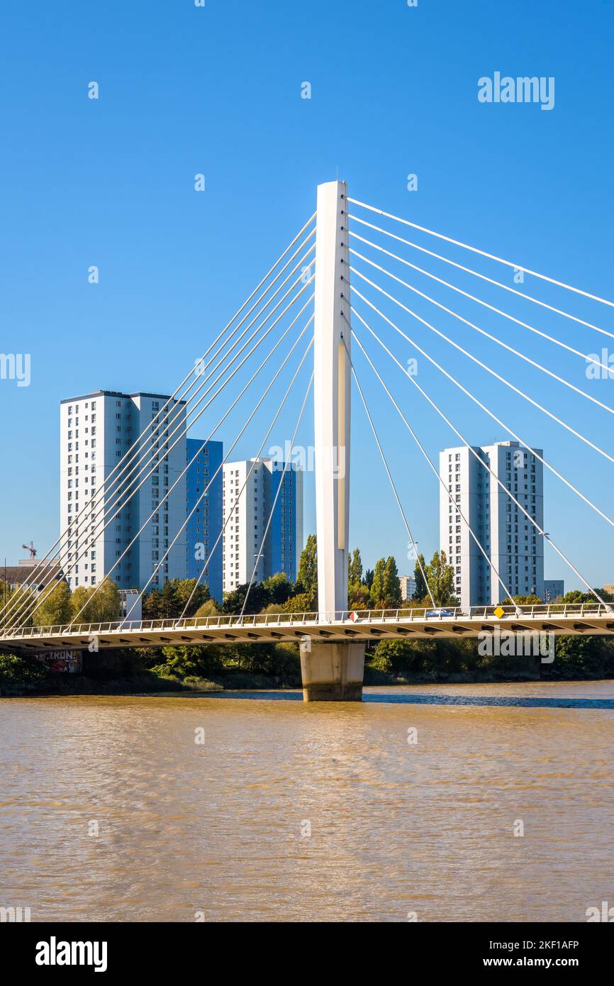 Le pont Eric Tabarly est un pont routier avec passage de câble sur la ...