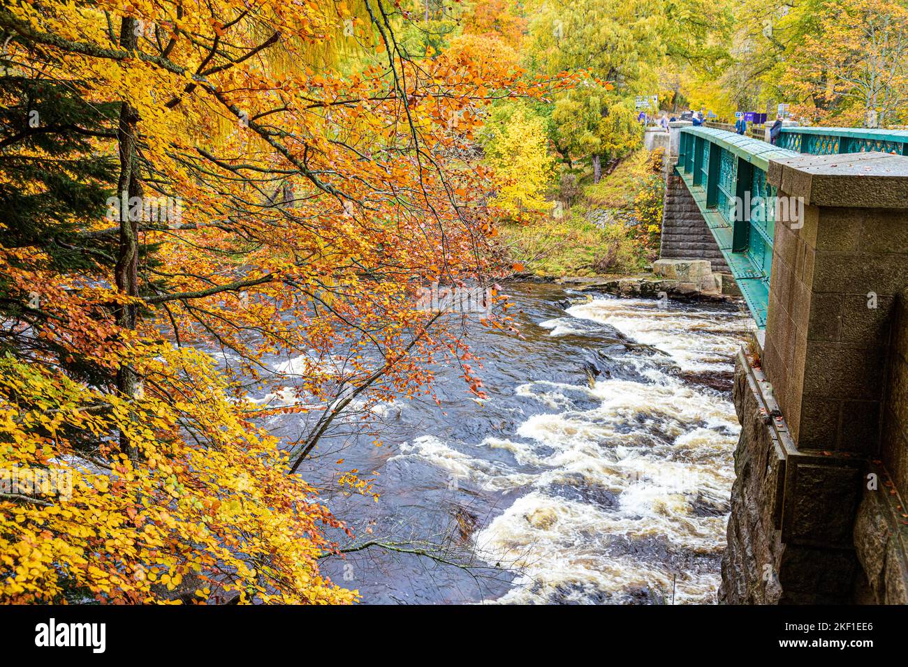 Couleurs d'automne au bord du pont au-dessus de la rivière Dee à l ... Couleurs d'automne au bord du pont au-dessus de la rivière Dee à l ...