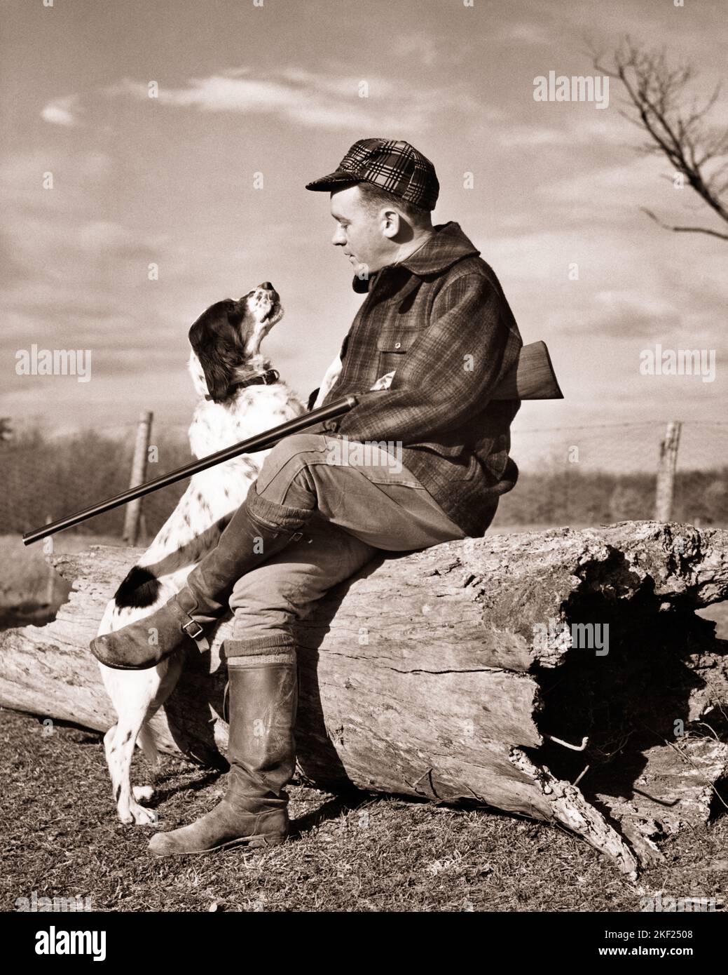 1930S 1940S HOMME HUNTER PORTANT UN CHAPEAU DE BLOUSON À MOTIF ÉCOSSAIS ...