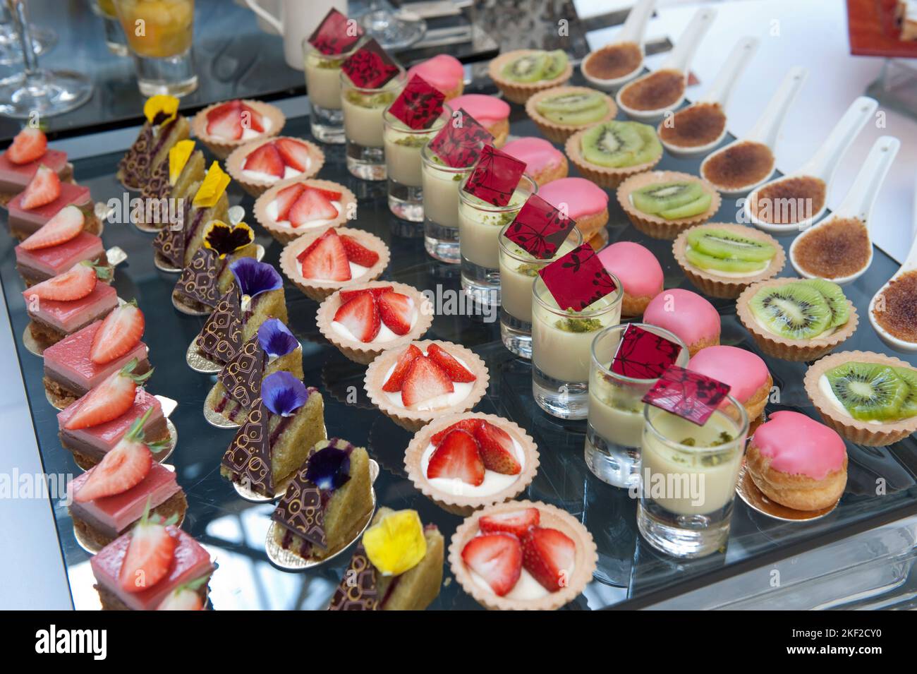 Buffet de bonbons desserts Banque de photographies et d’images à haute ...