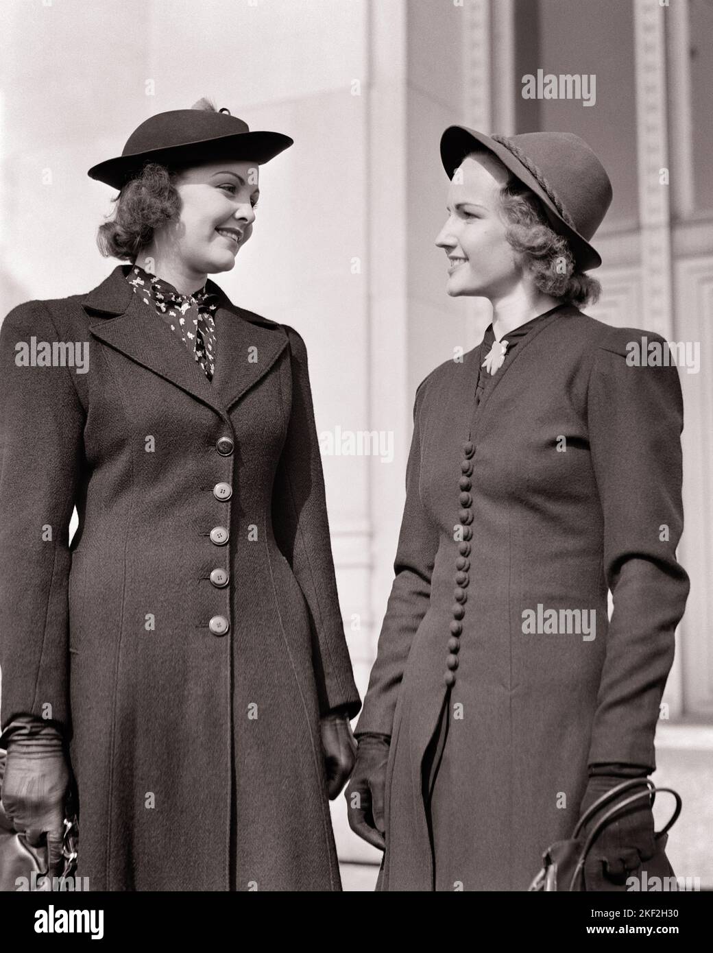 1940S DEUX FEMMES SOURIANTES QUI PARLENT SUR LA RUE VÊTUES DE FAÇON ...