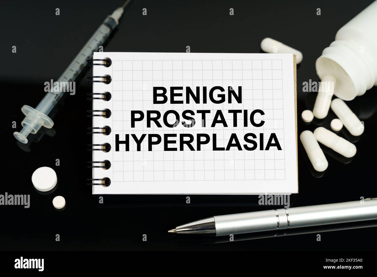 Concept de médecine et de soins de santé. Sur la surface noire se ...