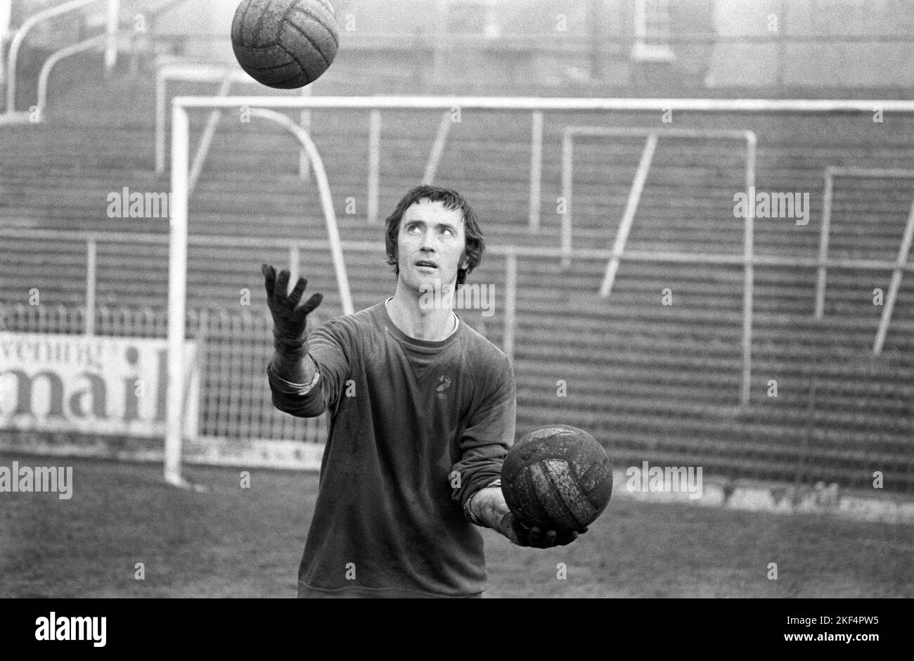 Charlie Brodie, gardien de but de Brentford, est de retour en formation ...