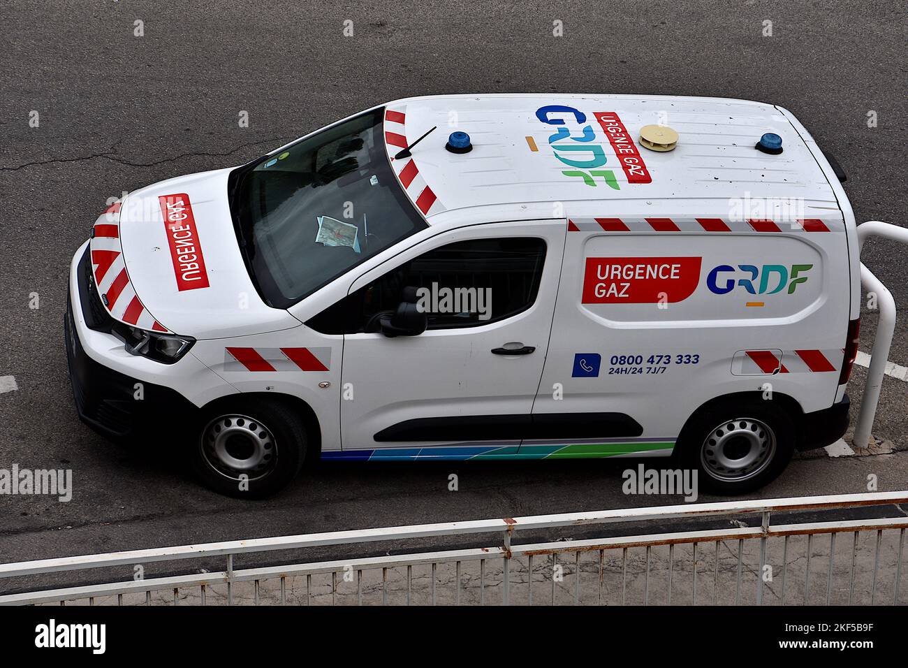 Un véhicule d'urgence gaz réseau distribution France (GRDF) est vu sur place en raison de la ...