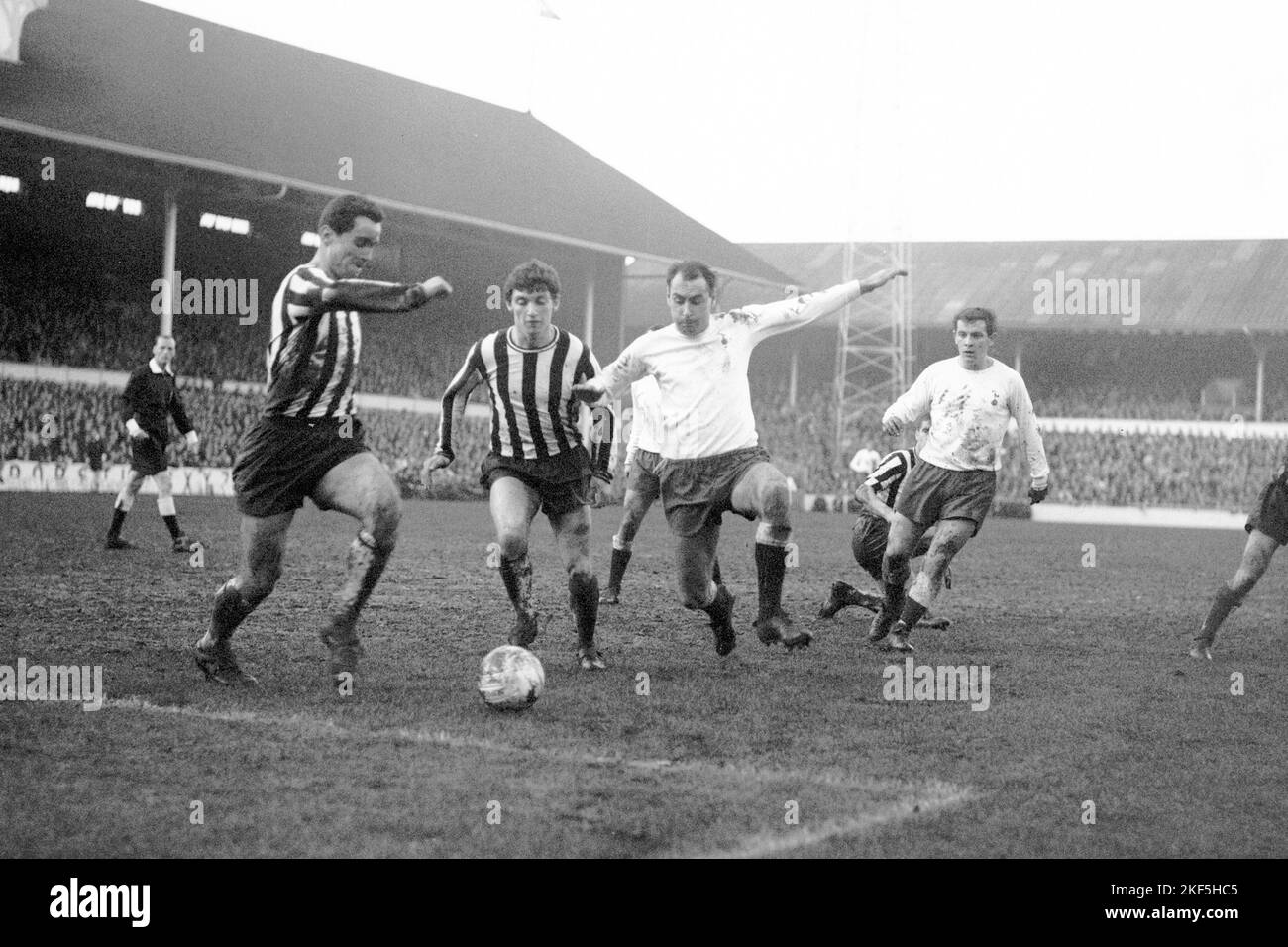 (G-D) Bobby Moncur, de Newcastle United, se prépare à mettre le ballon ...