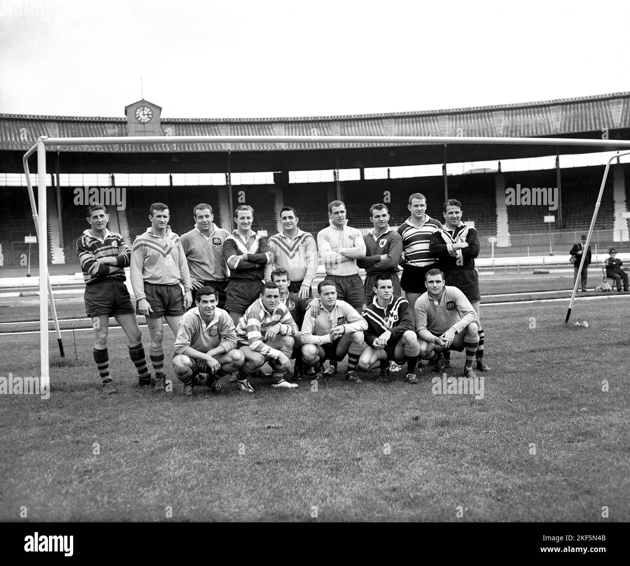 L'équipe d'Australie pour leur tournée de 1963-64 : (rangée arrière, l ...