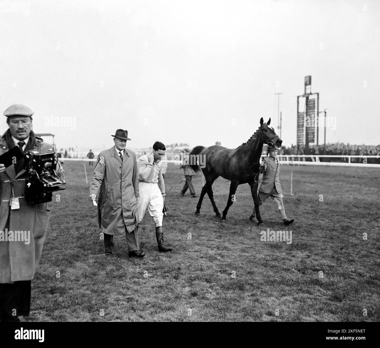 Le jockey abattu Dick Francis est conduit après son cheval, propriété ...