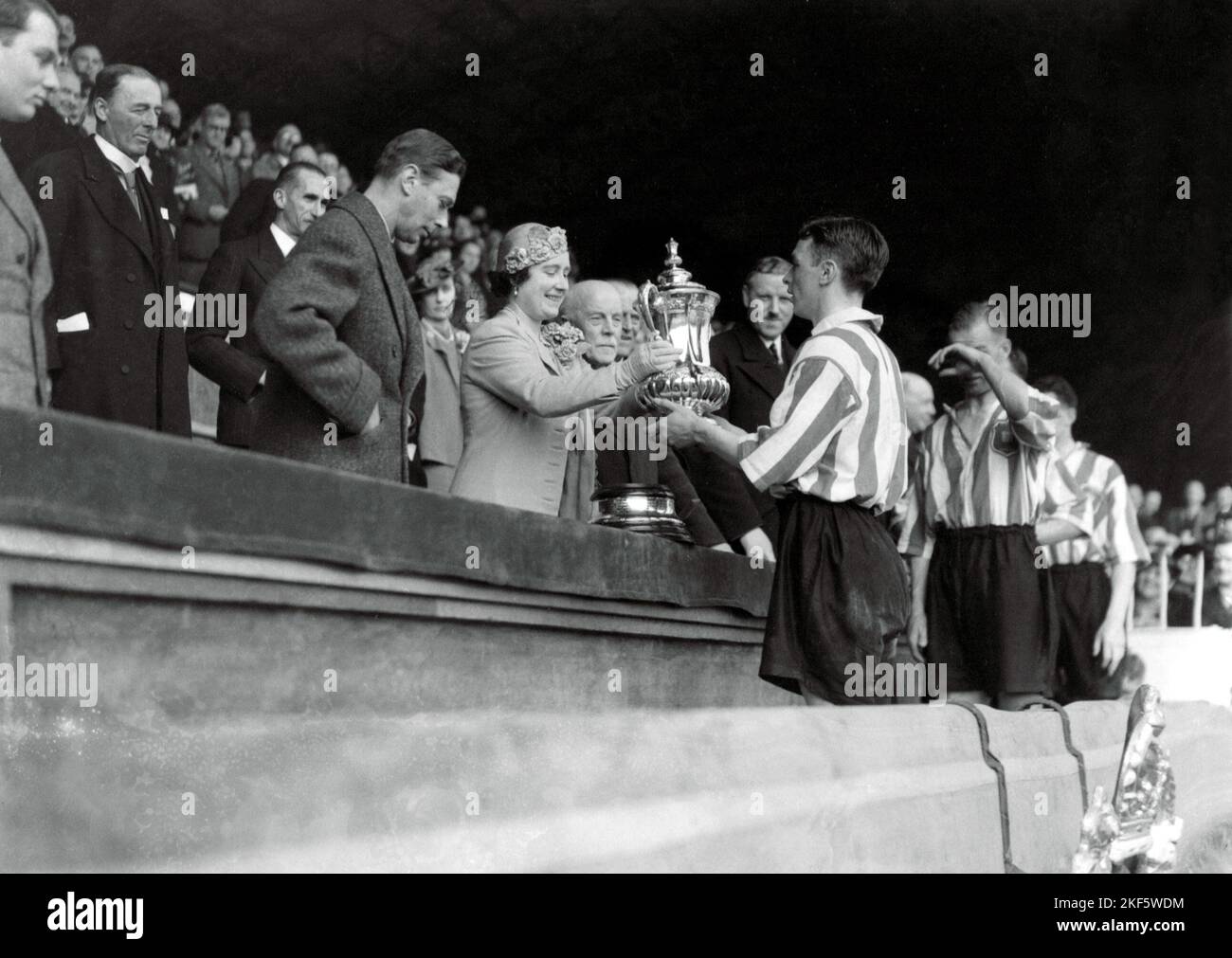 HRH la reine Elizabeth (deuxième l) présente la coupe FA au capitaine ...