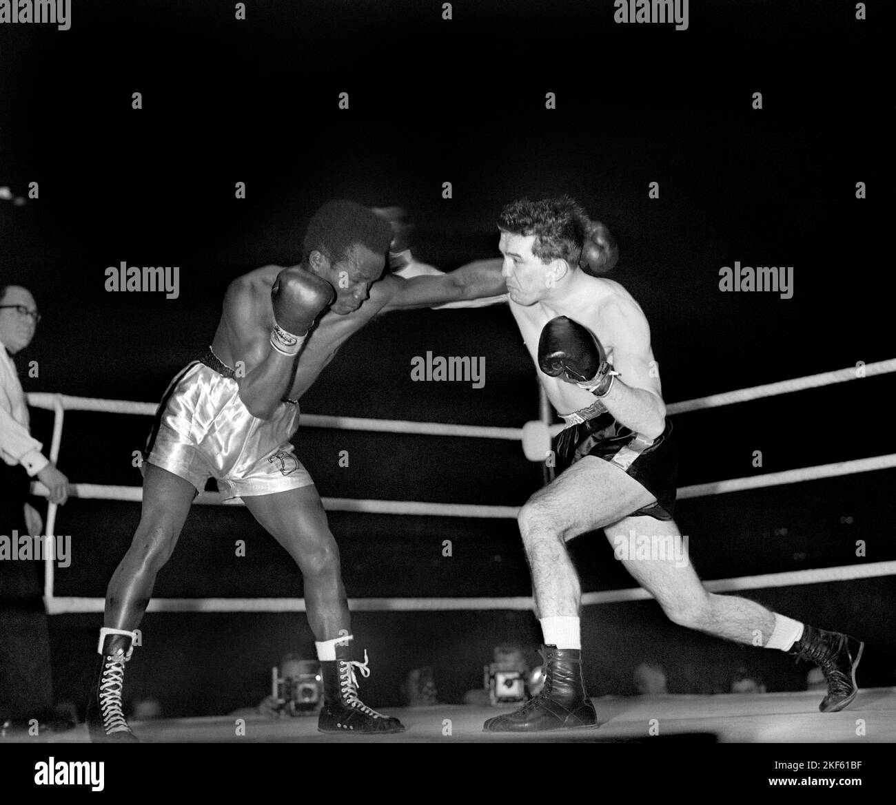 Nigerian Hogan (Kid) Bassey (l) et Jean Sneyers de Belgique (r) font ...