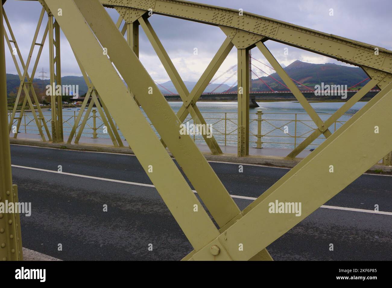 Gros plan de la structure du pont suspendu en acier et du pont en arc ...
