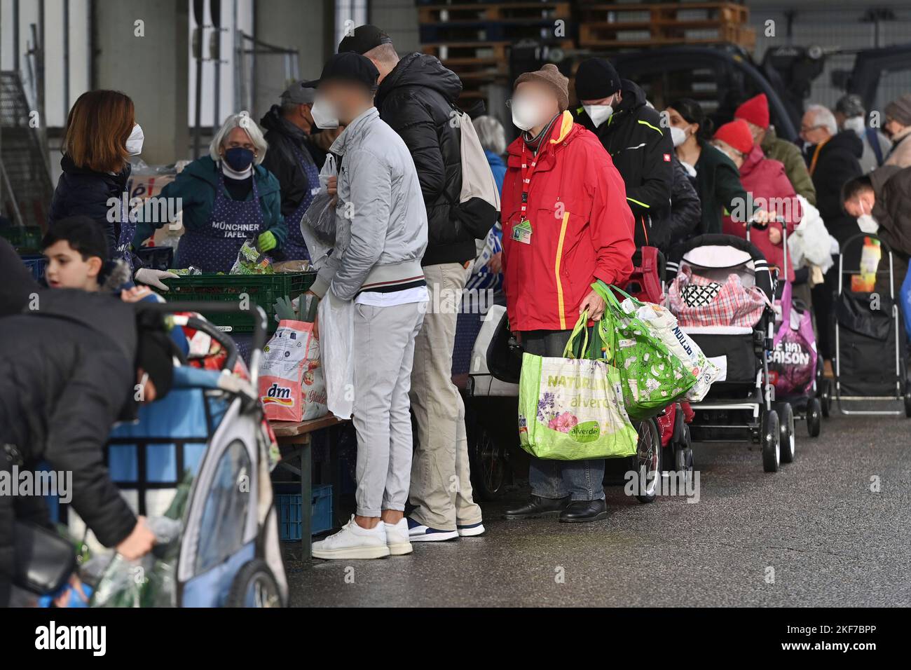 Se précipiter vers les gens nécessiteux de Tafel au Muenchner Tafel ...