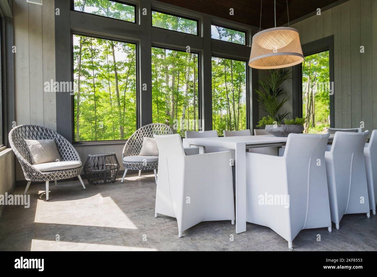 Table à manger blanche avec fauteuils capitonnés en lin blanc et ...
