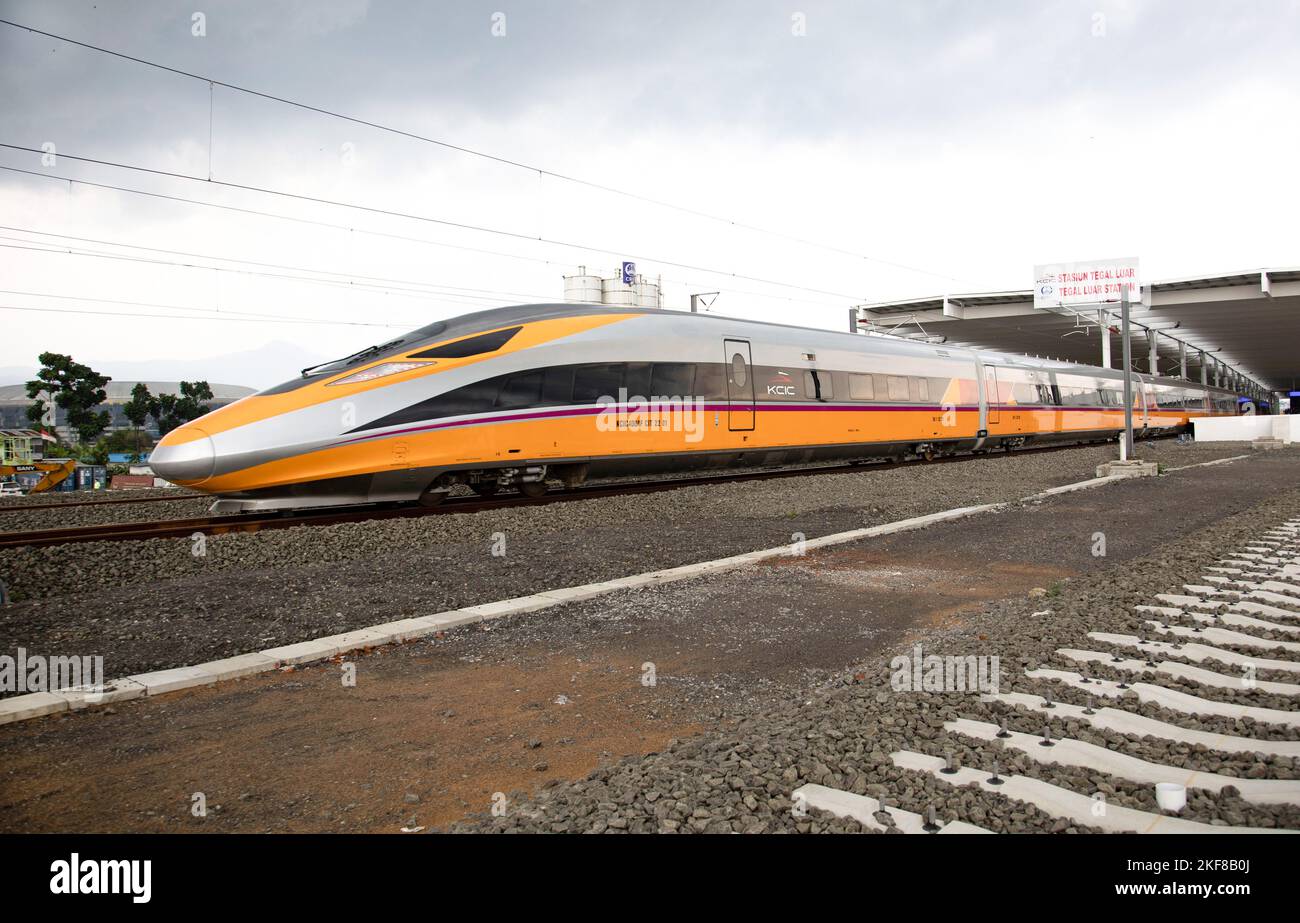 Jakarta. 16th novembre 2022. Un train d'inspection complet circule dans ...