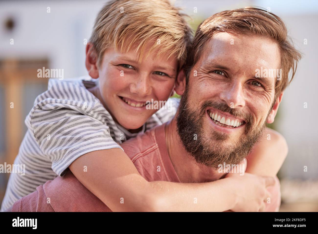 Famille heureuse, portrait et père avec son fils dans un jardin, se ...