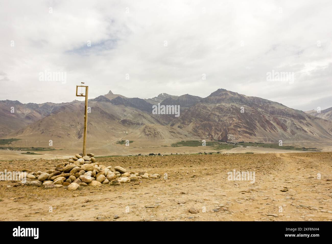 Le paysage sec aride et froid du désert autour du village de Padum dans ...