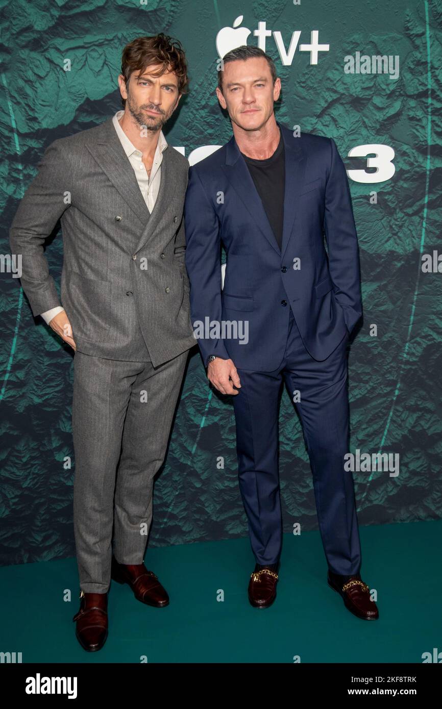 NEW YORK, NEW YORK - NOVEMBRE 16 : Michiel Huisman et Luke Evans ...