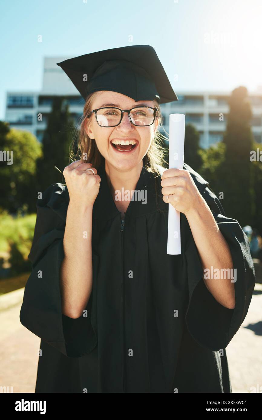 Diplôme, éducation et succès avec une femme étudiante ou diplômée en ...