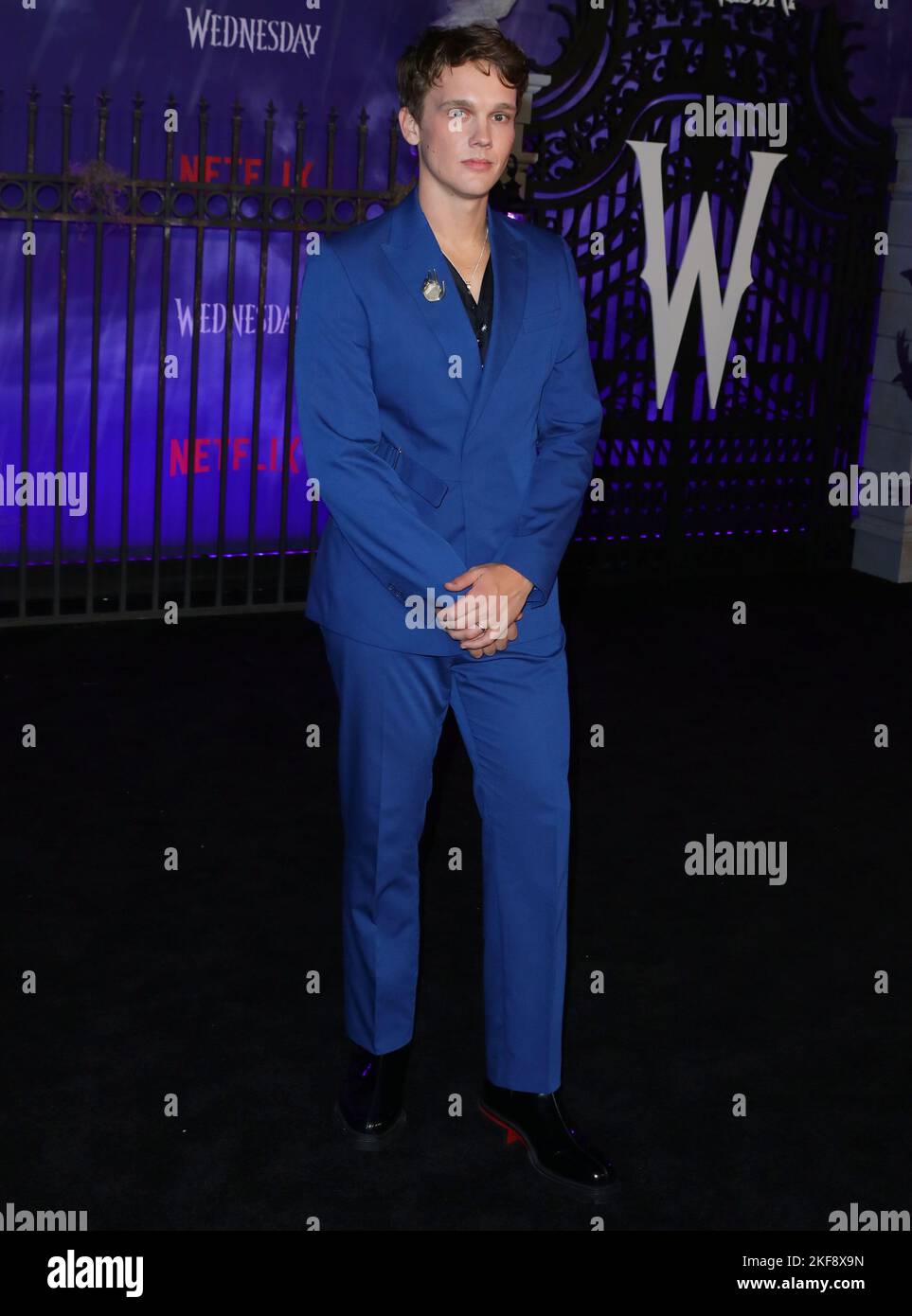 Hunter Doohan arrive à Netflix MERCREDI premier événement tenu au ...