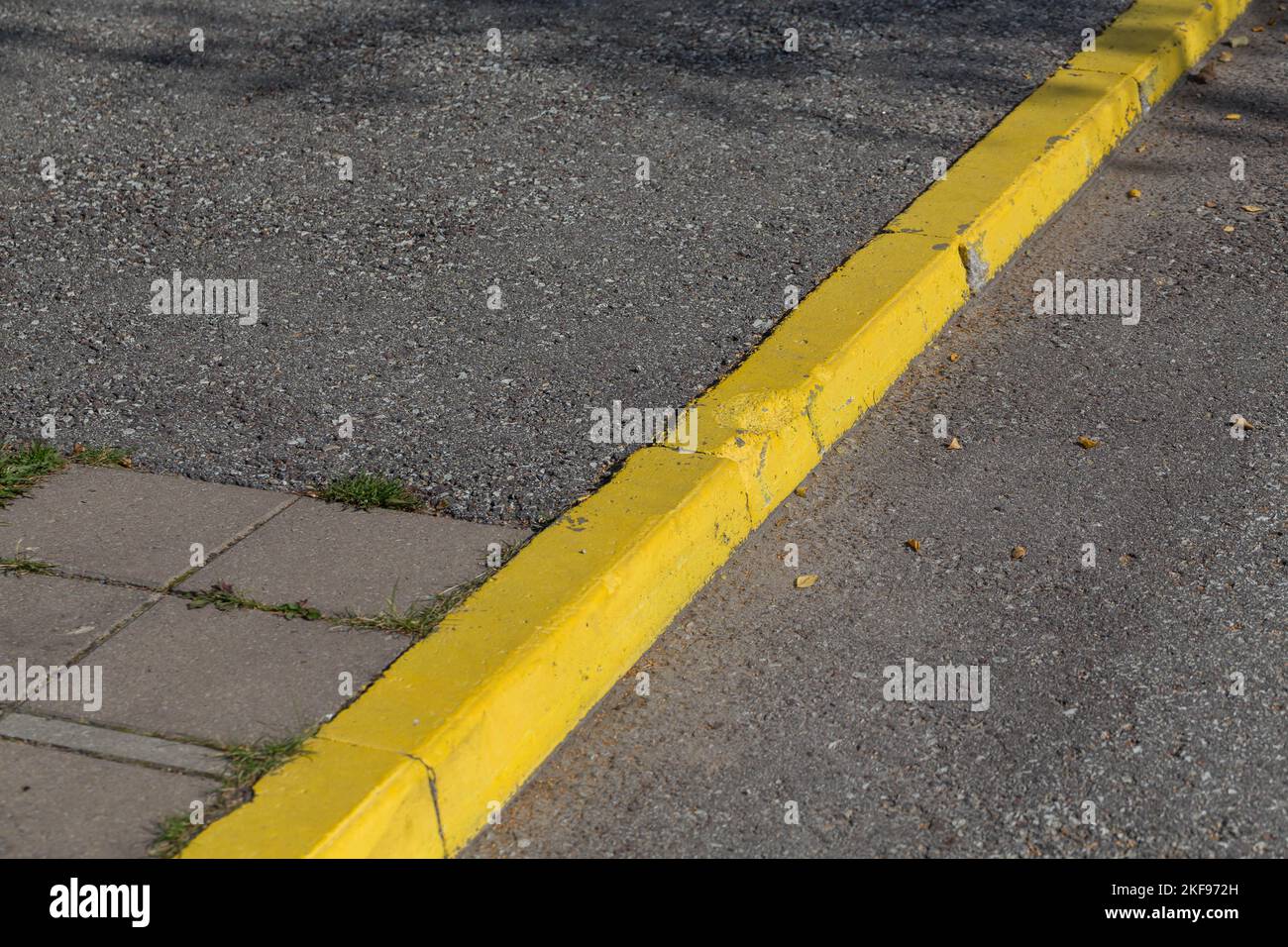 Bordure en pierre de trottoir jaune pour trottoir et route asphaltée ...