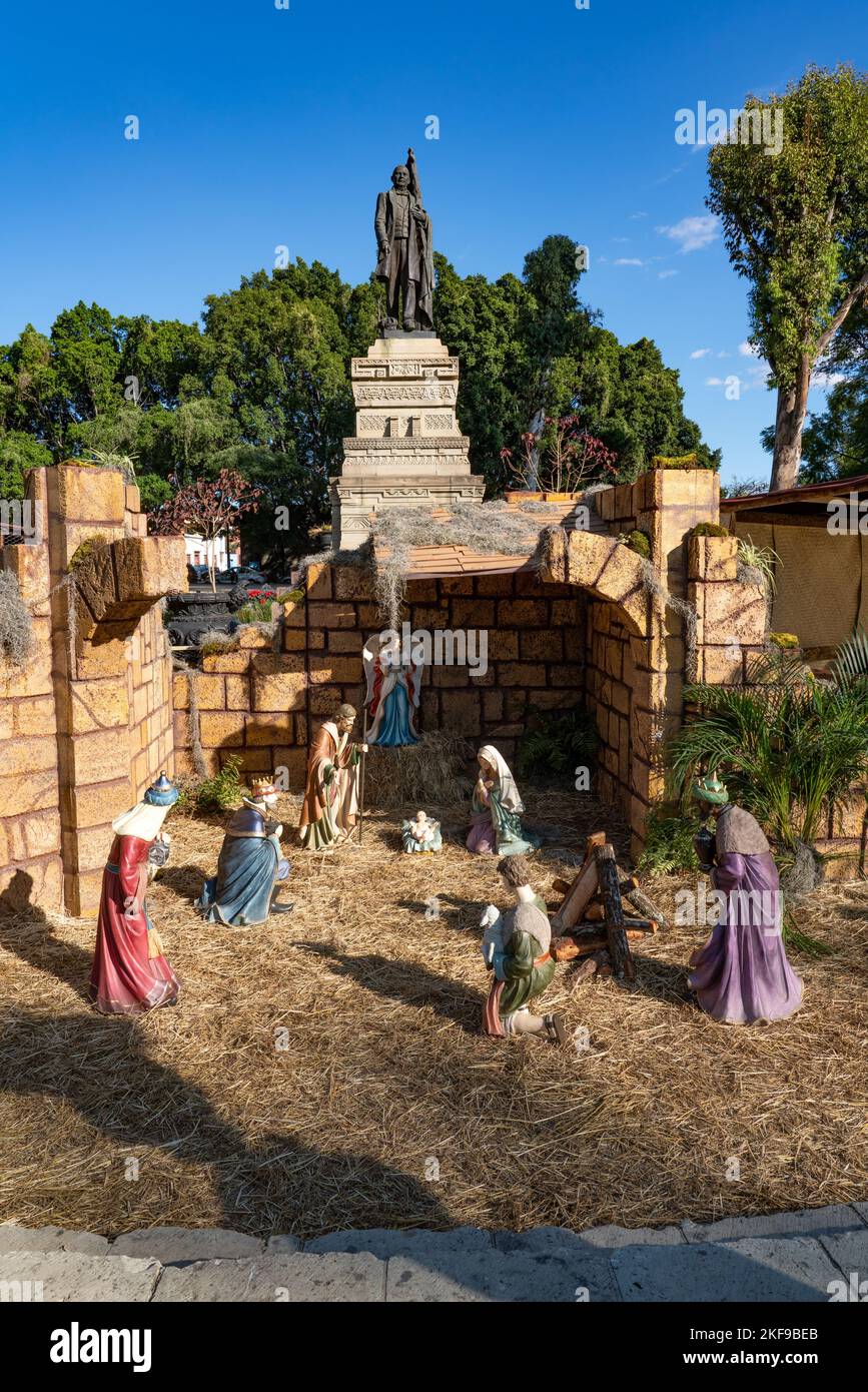 Une grande crèche ou scène de la Nativité avec des statues grandeur ...