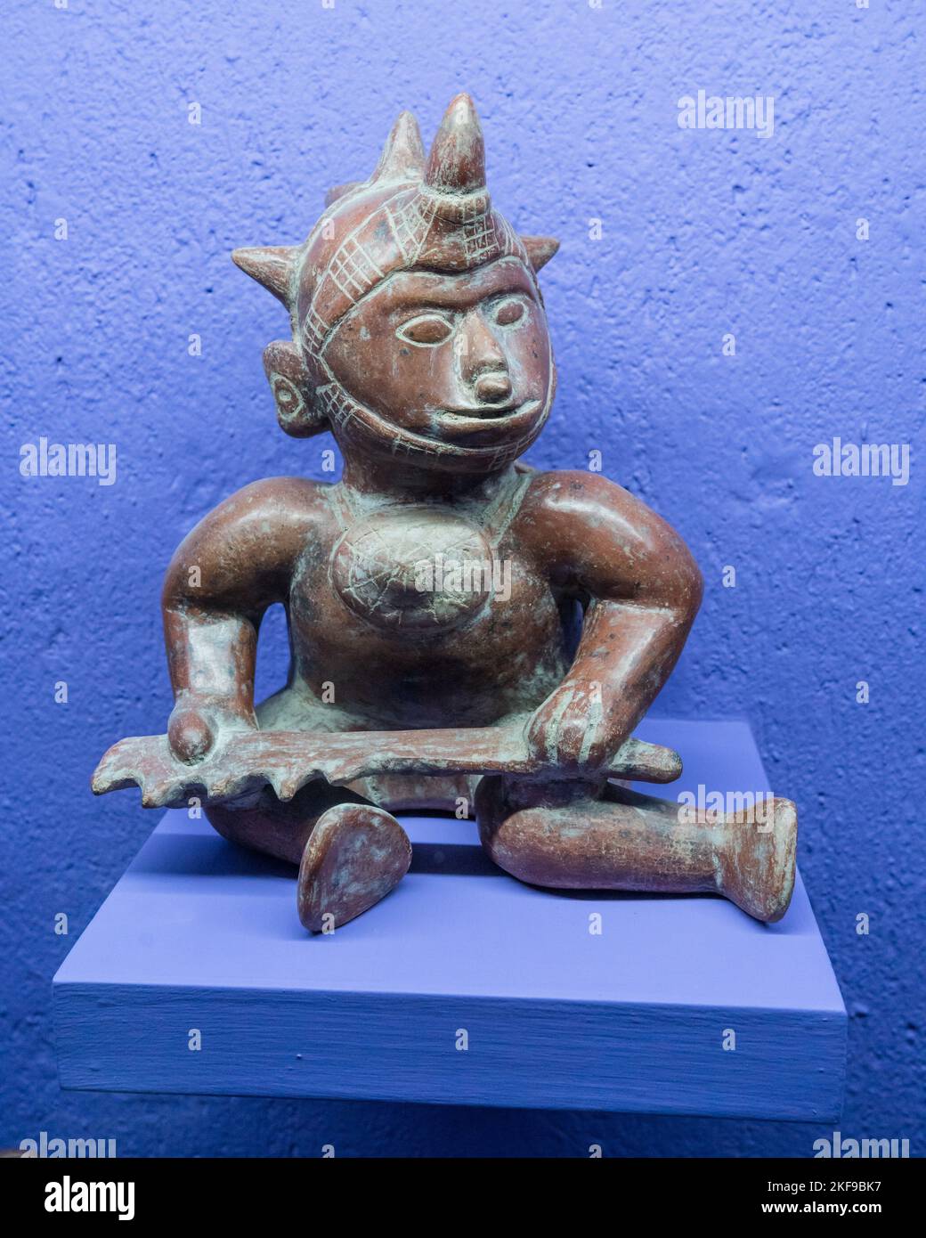 Une figure de guerrier portant un casque à cornes, de Colima. Rufino ...