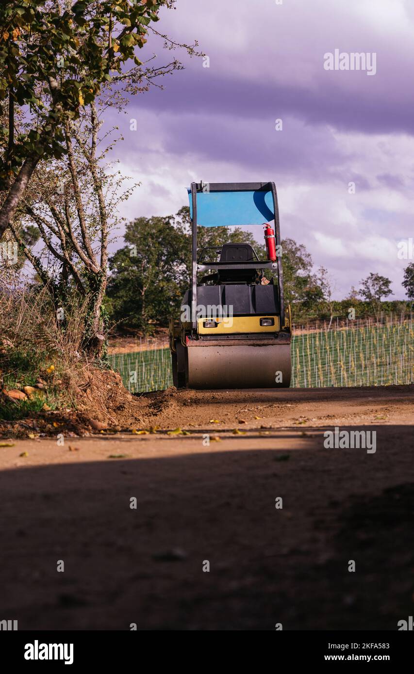 Tracteur travaillant sur la ferme , un transport agricole moderne, un ...