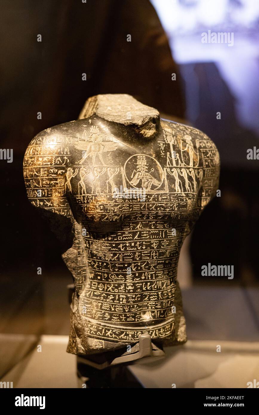 Statue de la déité égyptienne antique Pa-Maj, gravée de symboles et de ...