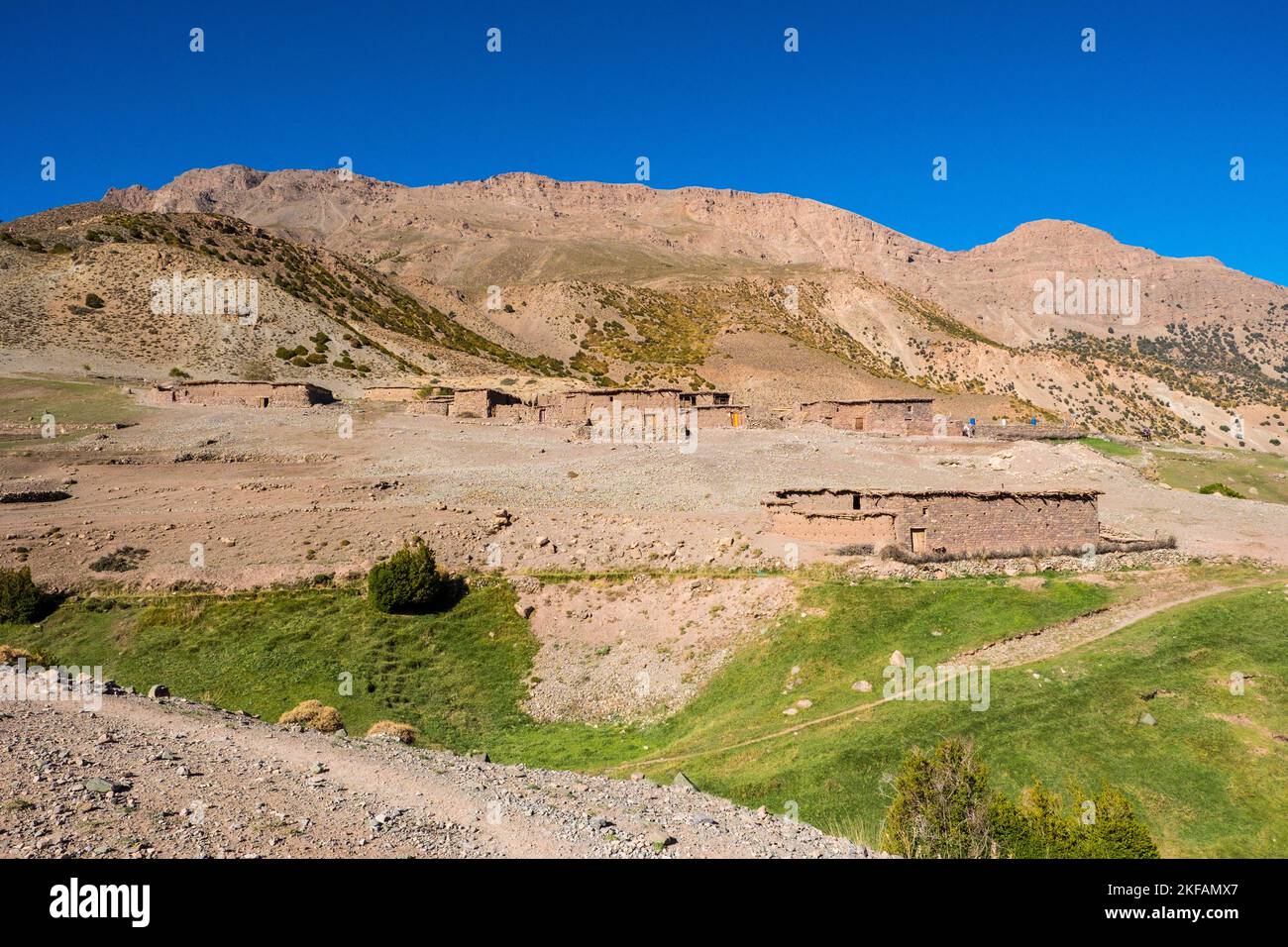 La vallée d'ait Bouilli et le village d'Ikiss, un minuscule constituant ...