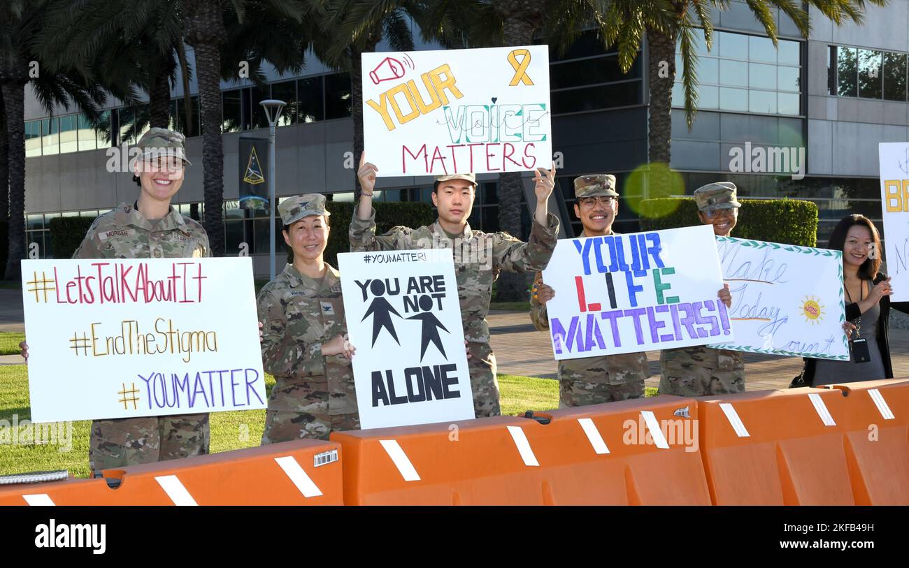 Le commandant de la base spatiale Delta 3, le colonel Mia Walsh, et le ...