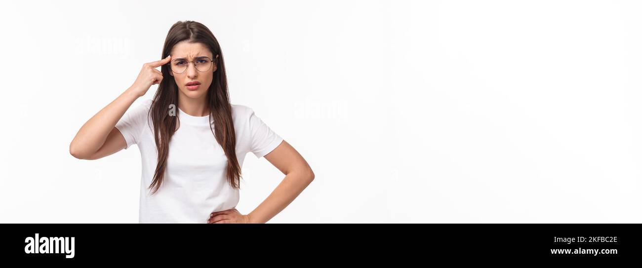 Vous êtes stupide. Portrait de sceptique et dérangé, la jeune femme ...