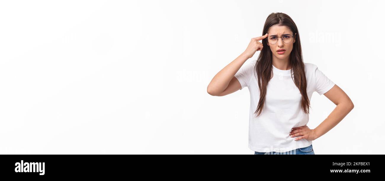 Vous êtes stupide. Portrait de sceptique et dérangé, la jeune femme ...