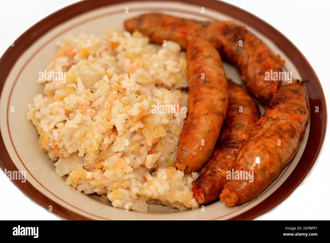 Riz blanc chaud égyptien chauffé à la vapeur avec des lentilles jaunes ...