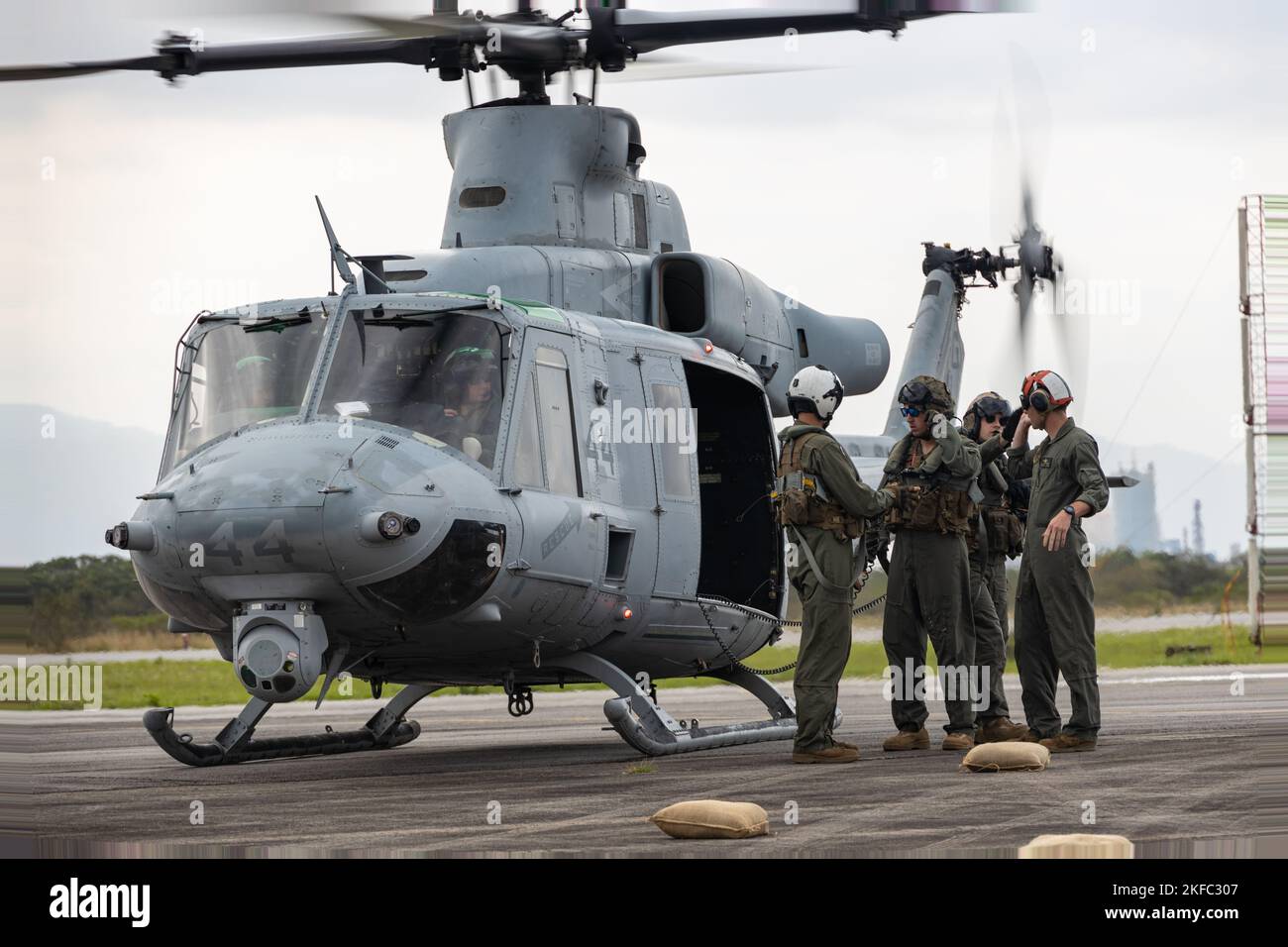 Les Marines des États-Unis avec le Marine Light Attack Helicopter ...