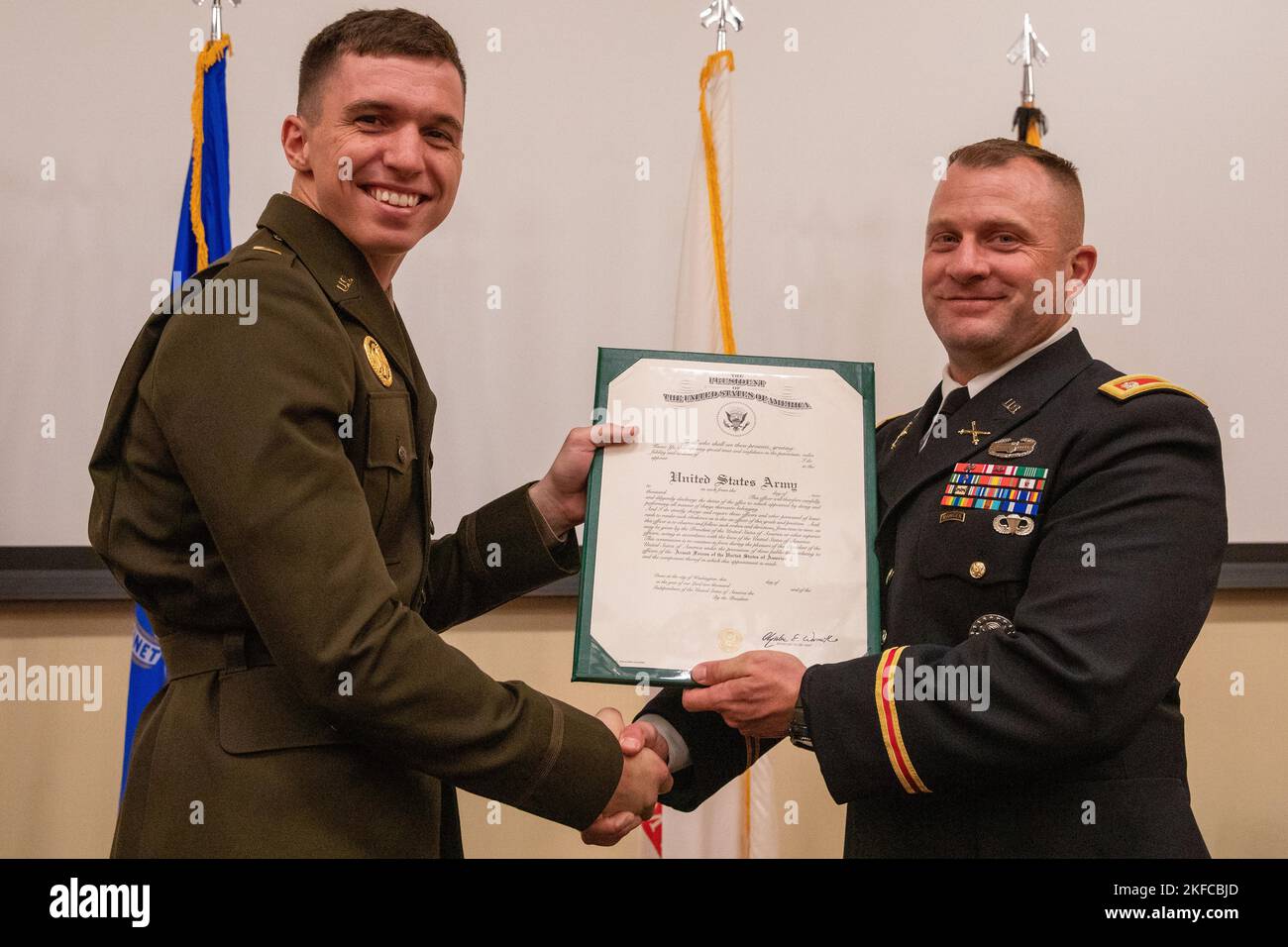 Armée américaine 2nd le lieutenant Brian Goggin, à gauche, reçoit son ...