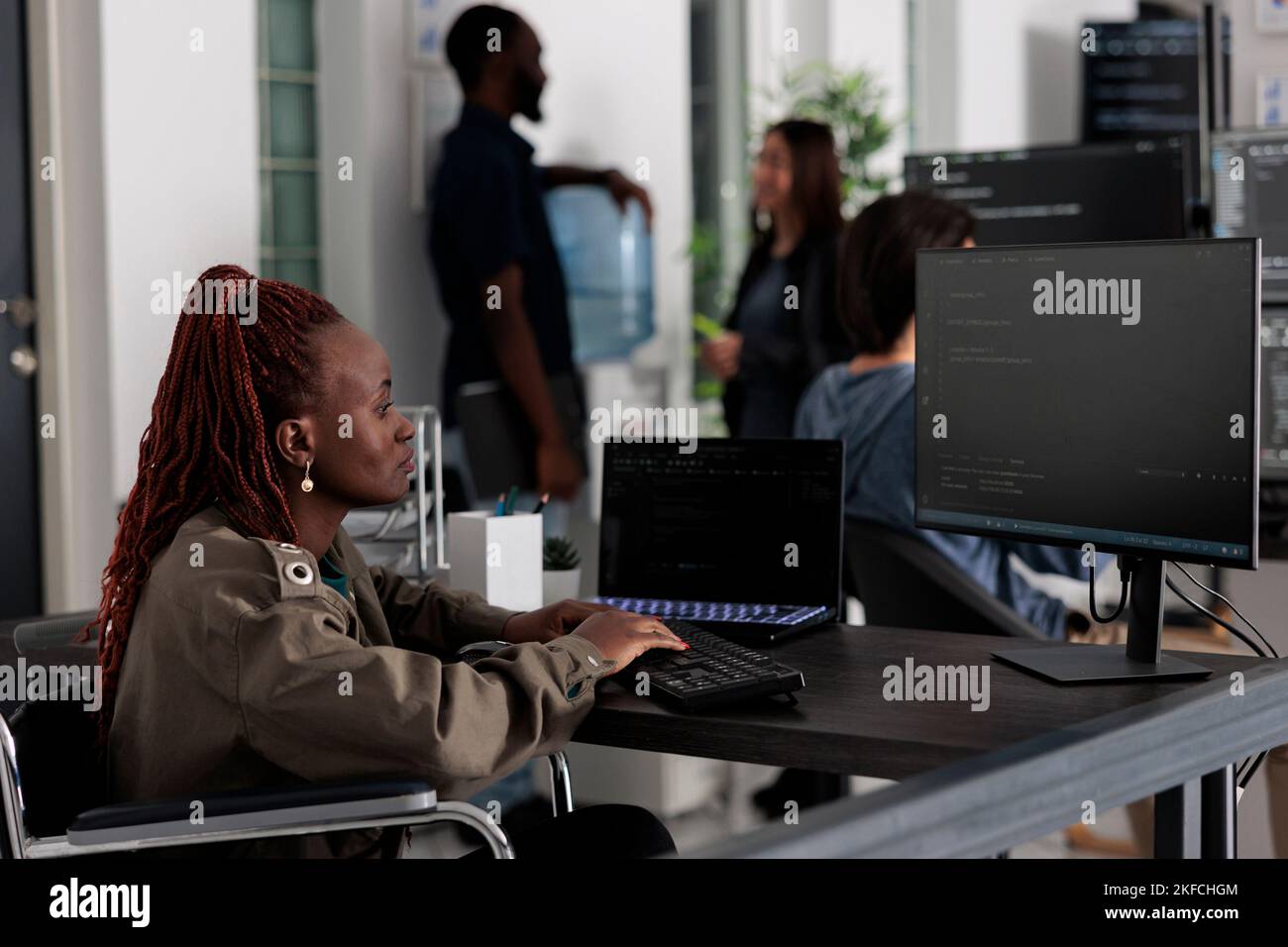 Programmeur en wheelchiar en tapant du code html sur l'ordinateur, en ...