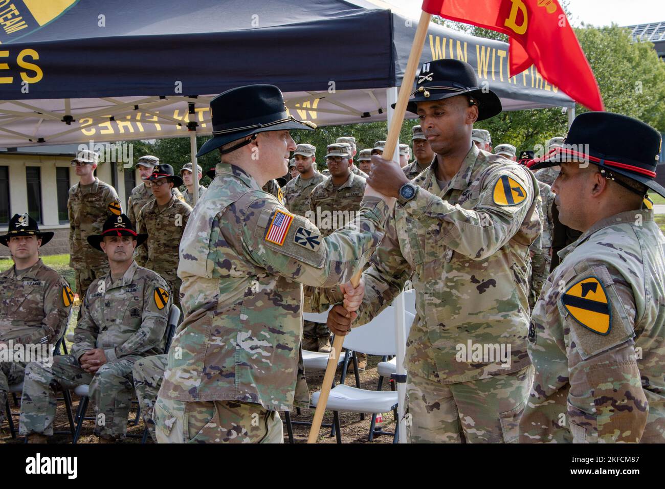 Le lieutenant-colonel Sam M. Pearson, commandant du 6th Bataillon, 56th ...