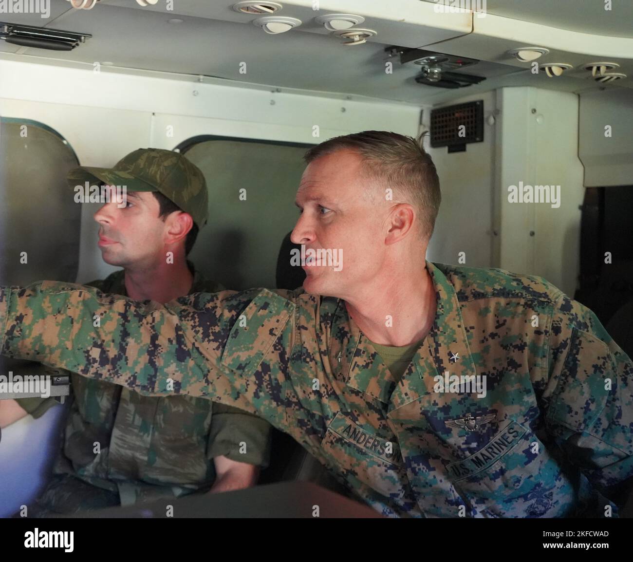 Bang. Le général Len 'Loni' Anderson, à droite, commandant général de ...