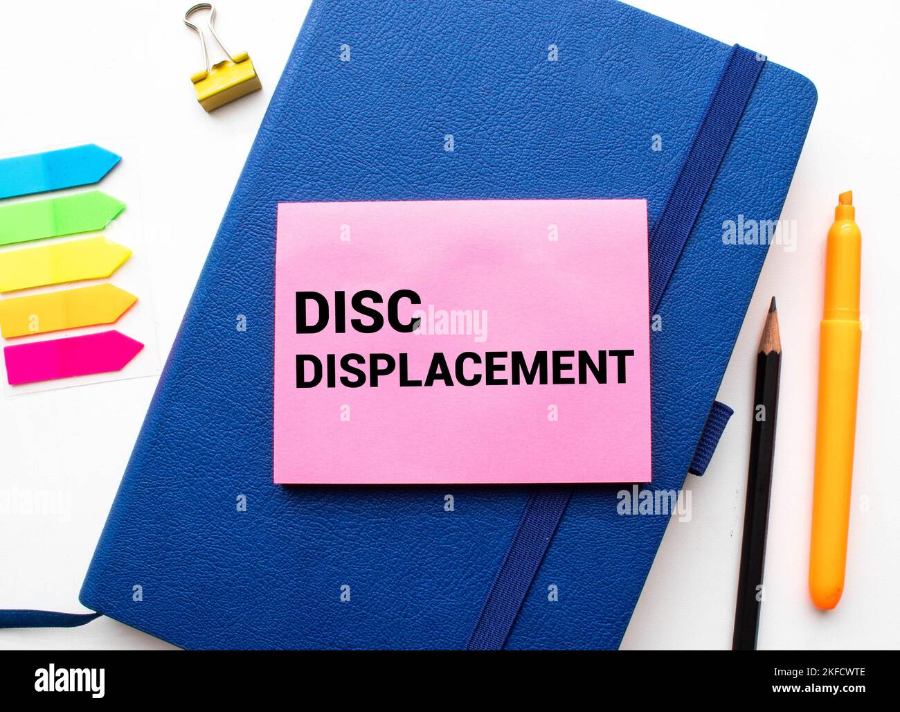 Les mains du médecin encollent un plâtre médical sur le noyau libéré pulposus, hernie ...