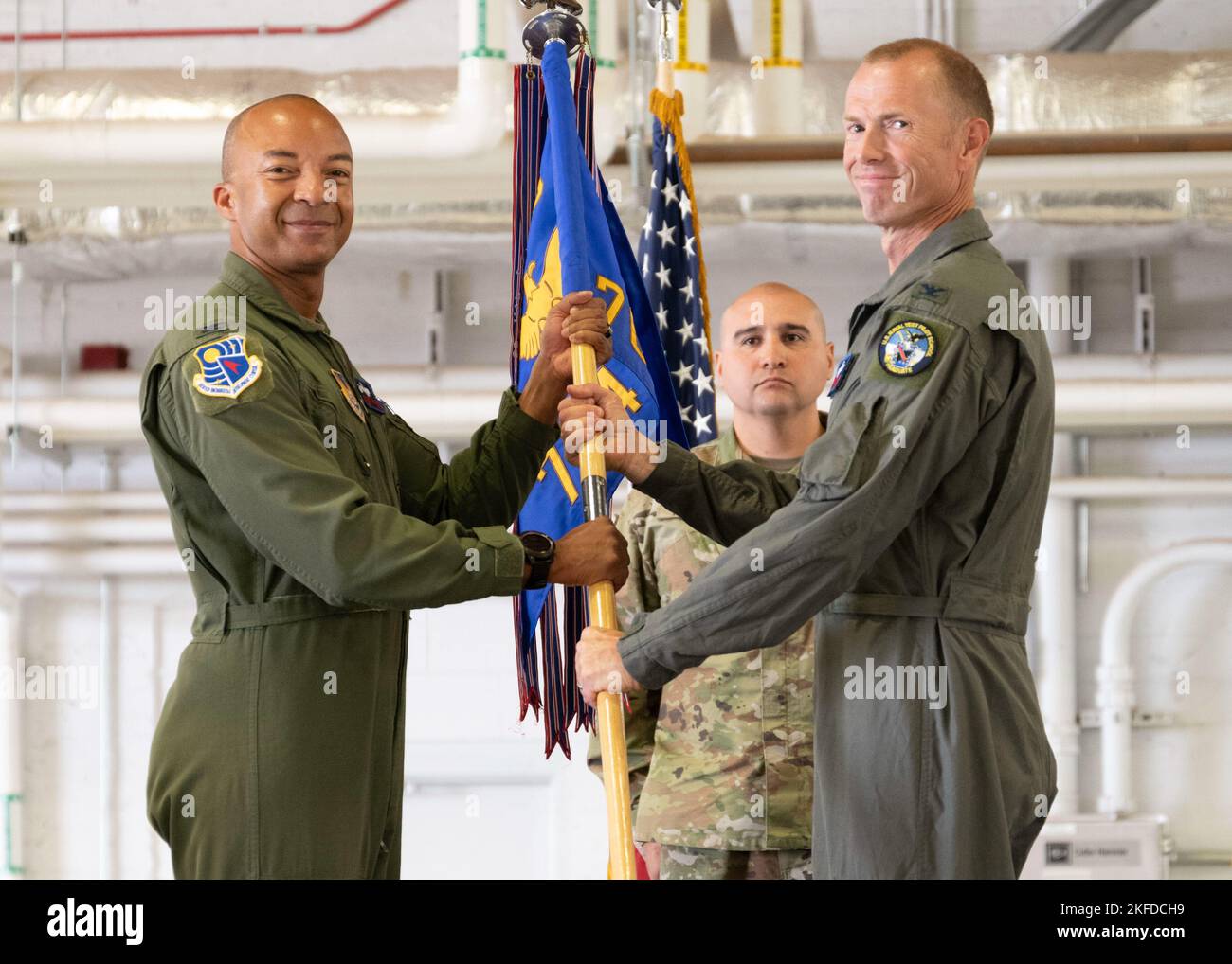 Le colonel Darren Wees de la US Air Force, commandant sortant du groupe ...