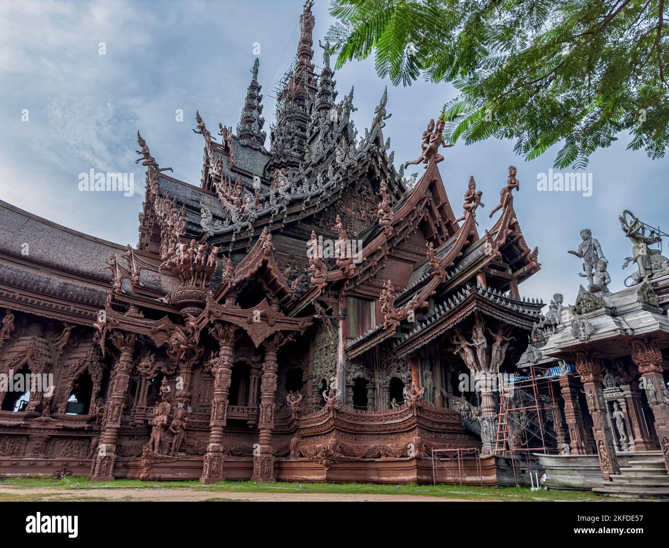 Sanctuaire de vérité de Pattaya. Un des épisodes de la série Money ...